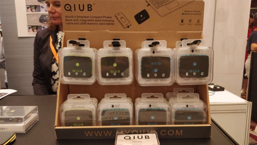Qiub è un power bank, lettore MicroSD e cavo USB all-in-one