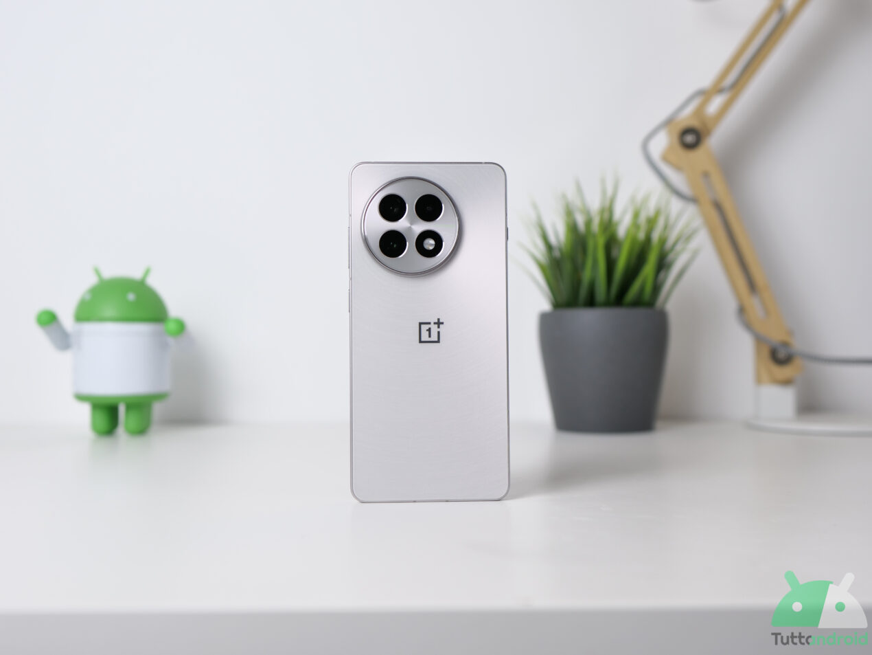 OnePlus 13R e OnePlus 12 si aggiornano con OxygenOS 16 e Android 16: le ...