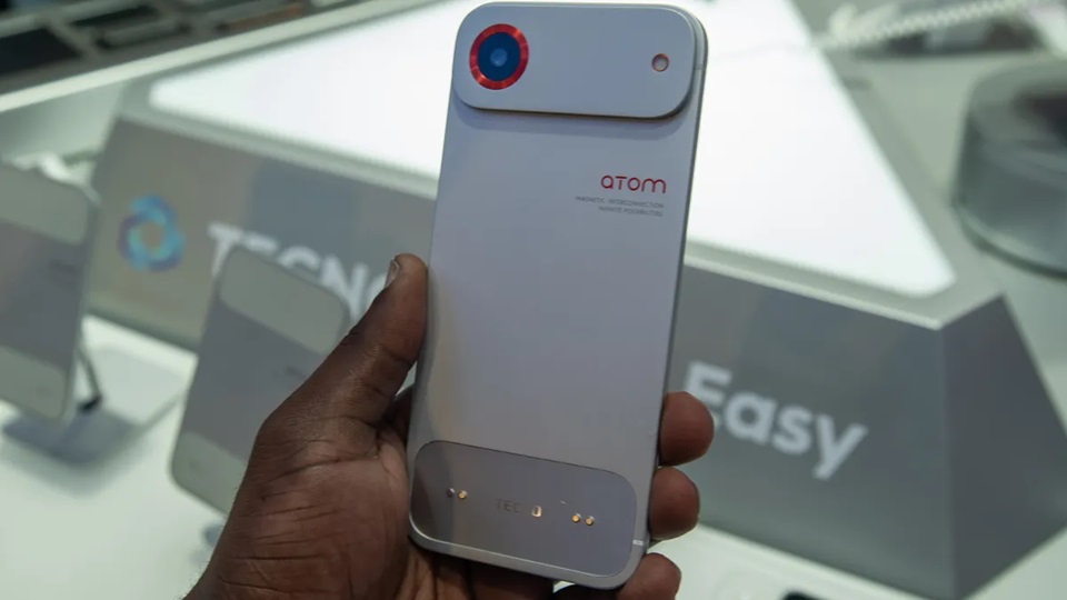 Tecno presenta uno smartphone modulare ricco di accessori